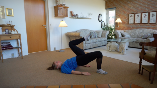 Marching Glute Bridge - FitnessBasen